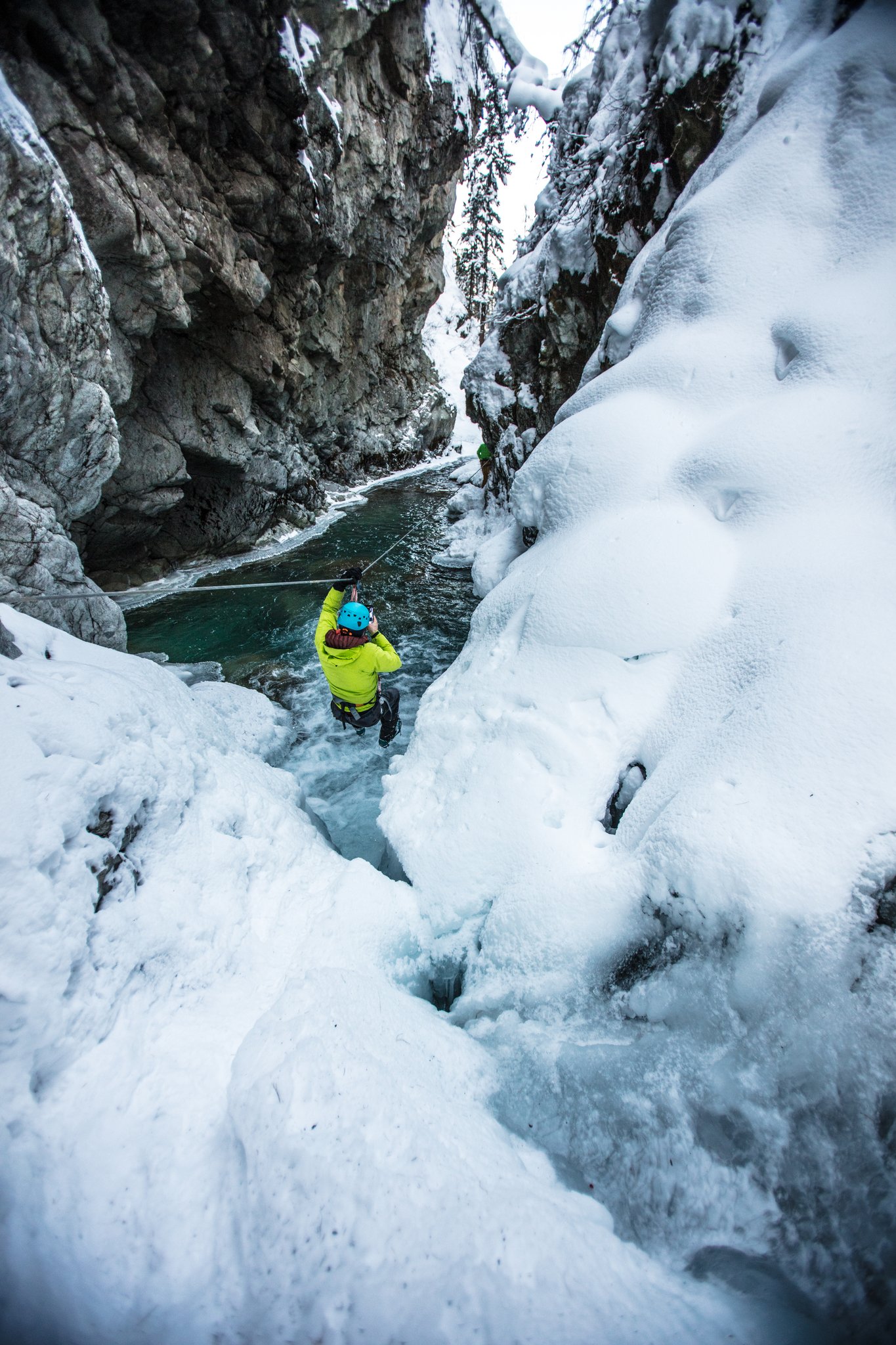 Winter-Canyoning: Ein einzigartiges Naturerlebnis im Schweizer Alpen ...